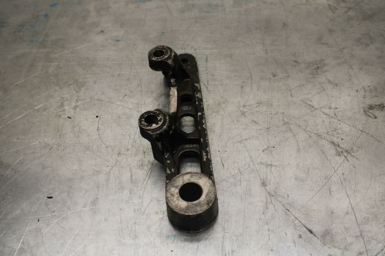 85 YAMAHA RZ500 REAR BRAKE CALIPER HANGER BACK MOUNTING BRACKET BB27 A ...