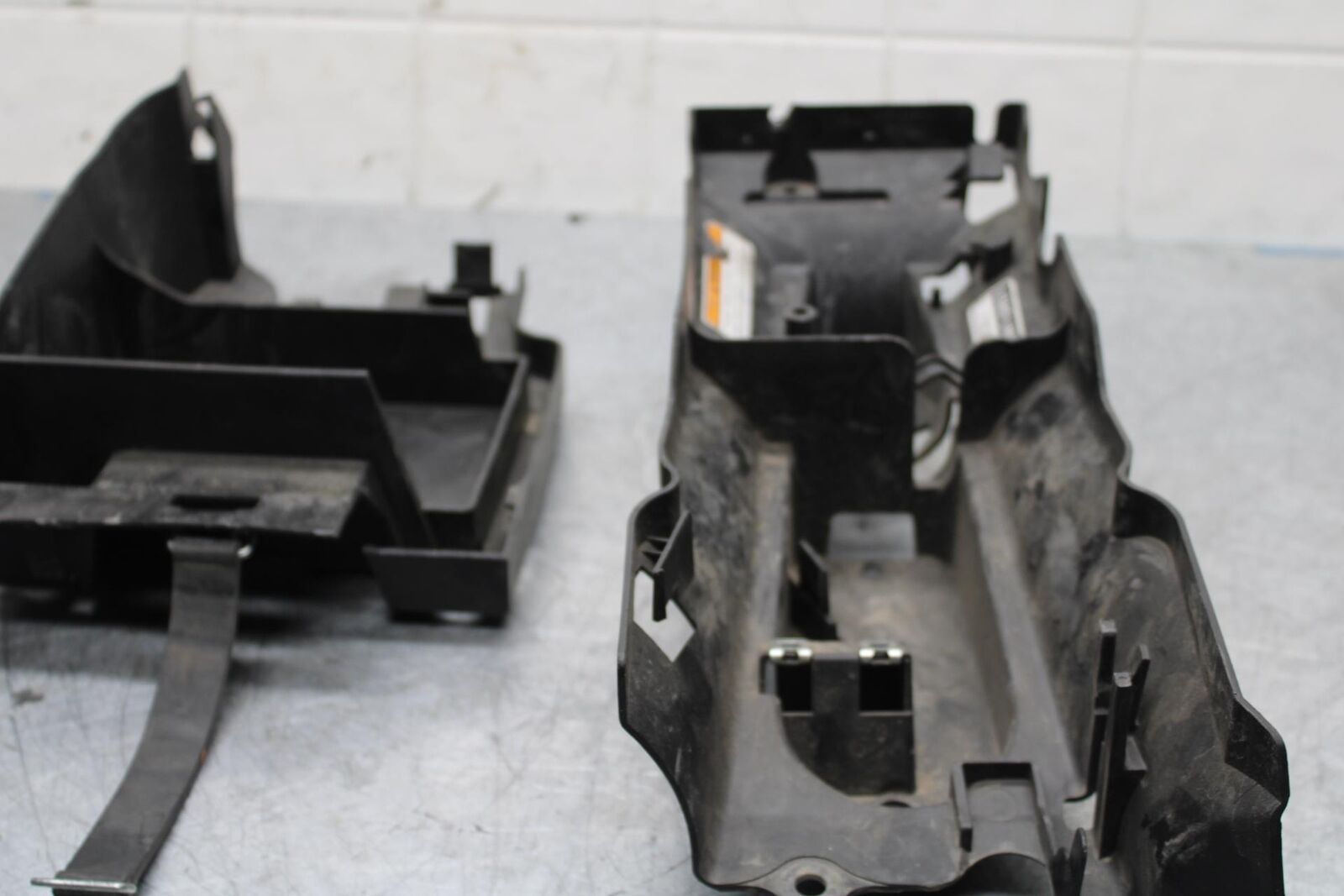 09-14 YAMAHA YZF R1 REAR BACK TAIL UNDERTAIL BATTERY TRAY PLASTIC BB44 ...