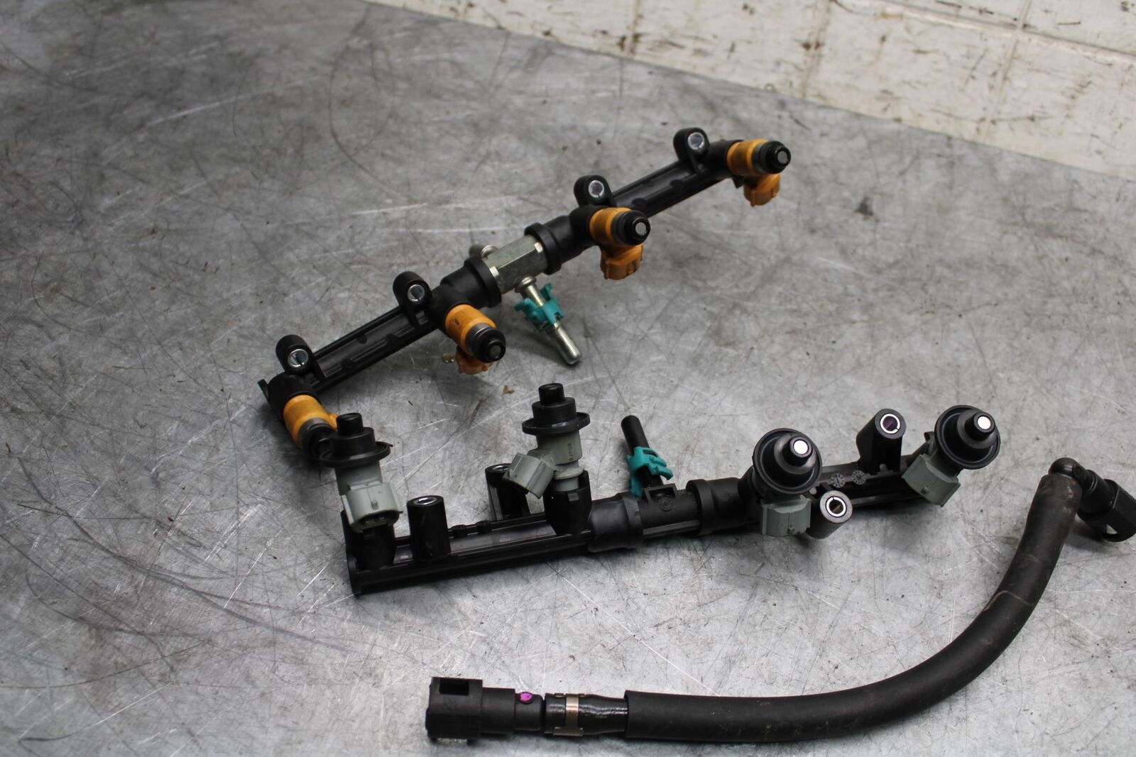 07-12 HONDA CBR600RR SECONDARY FUEL INJECTORS TOP BOTTOM AIRBOX GAS RA – Bike Breakers Canada